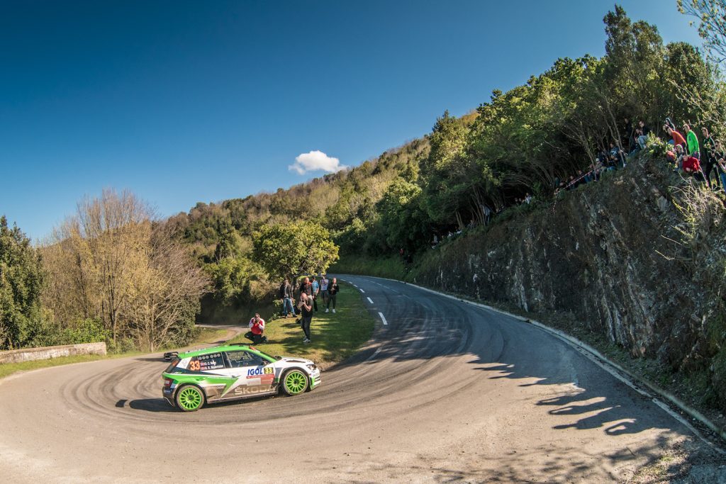 How to Drive Through a Corner | Drive Like a Pro - Škoda Motorsport