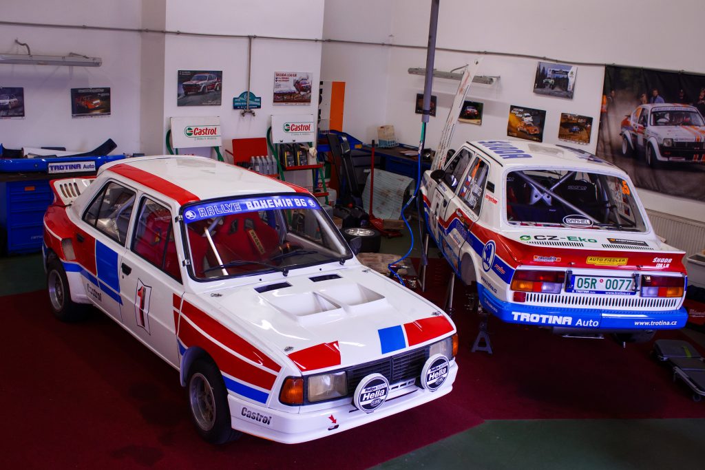 Podívejte se, jak replika vozu ŠKODA 130 LR EVO driftuje továrnou ...