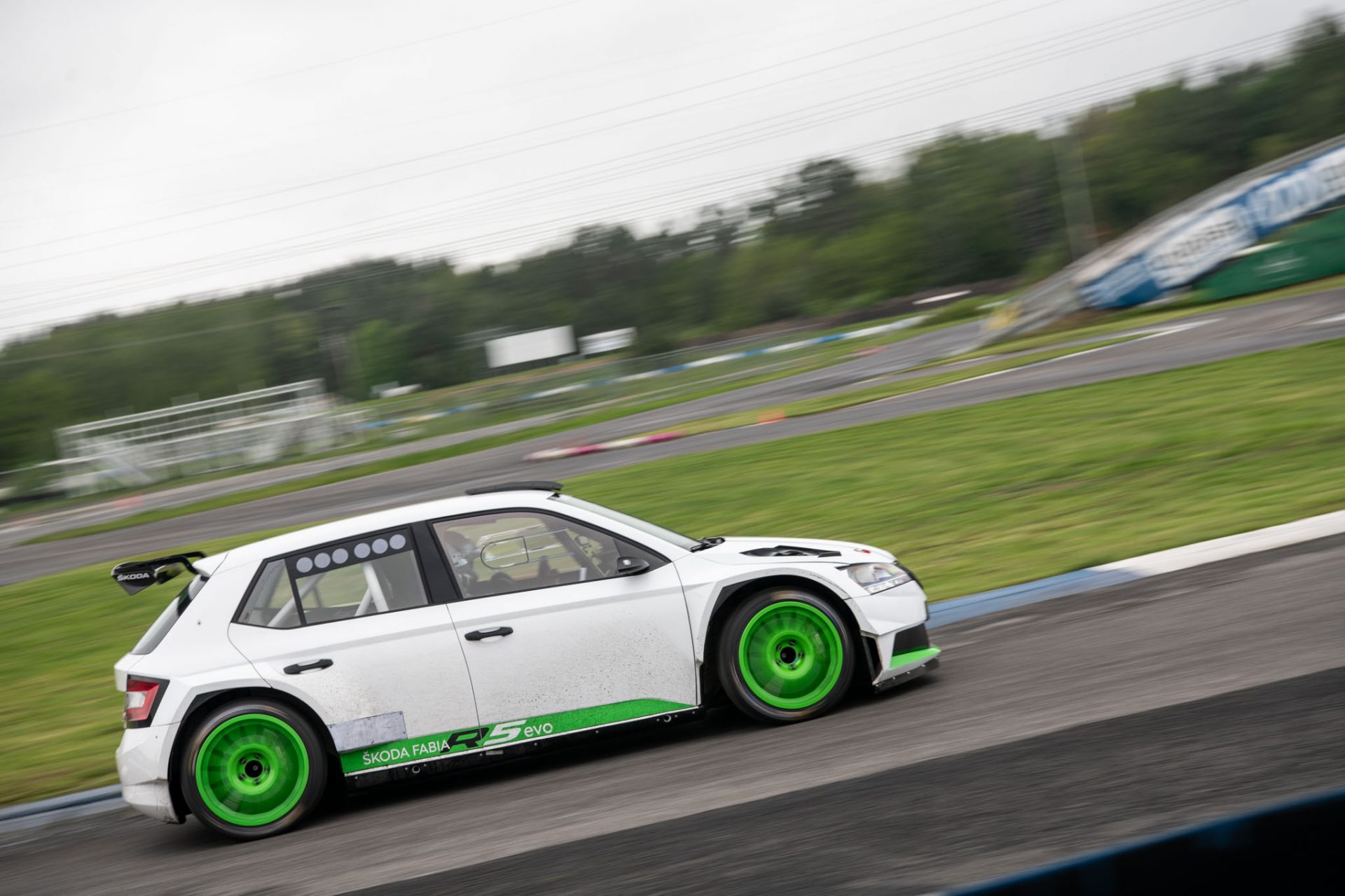 První zákaznické týmy otestovaly vůz FABIA R5 evo | Video - Škoda ...