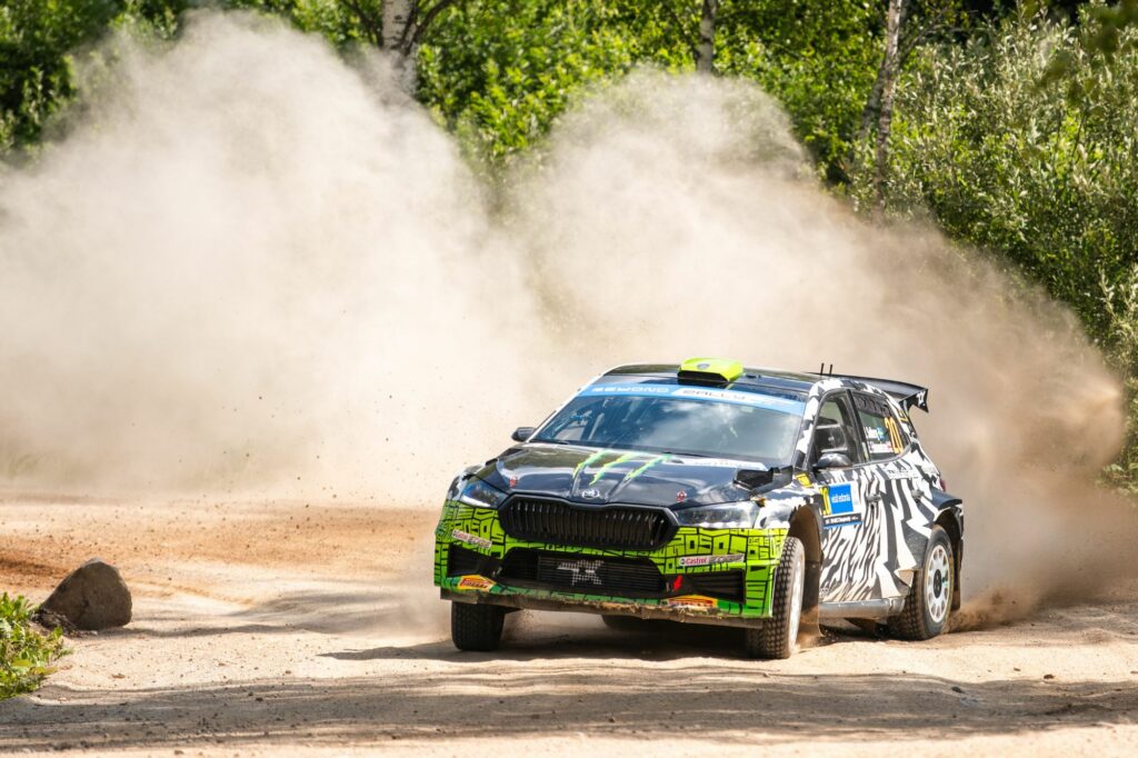 Estonská rally: Andreas Mikkelsen a Sami Pajari zajistili pro vůz Škoda Fabia RS Rally2 první ...